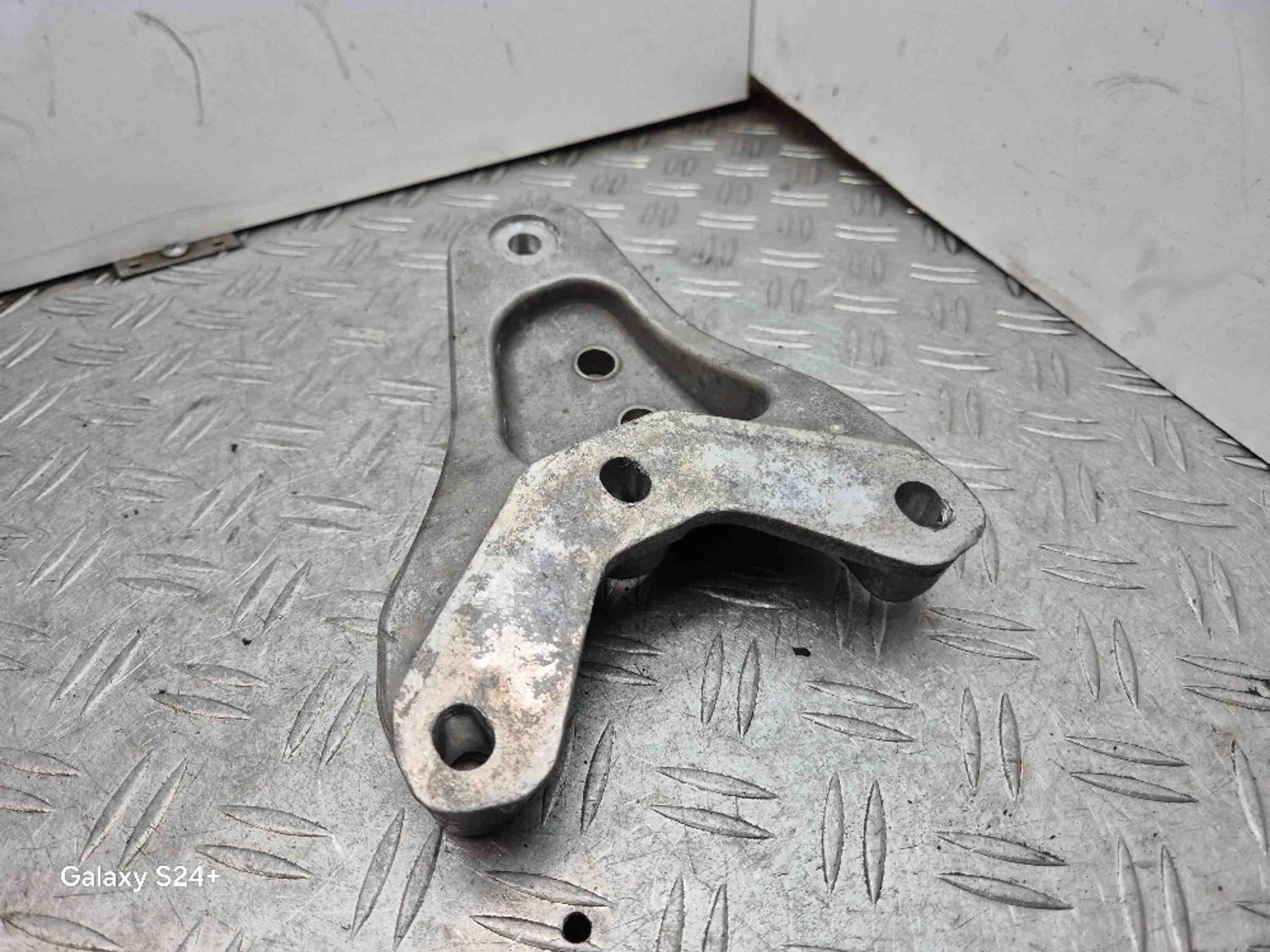 6Q0199185AB, Engine Bracket Right Side, 20 offers, price from 4.72 GBP