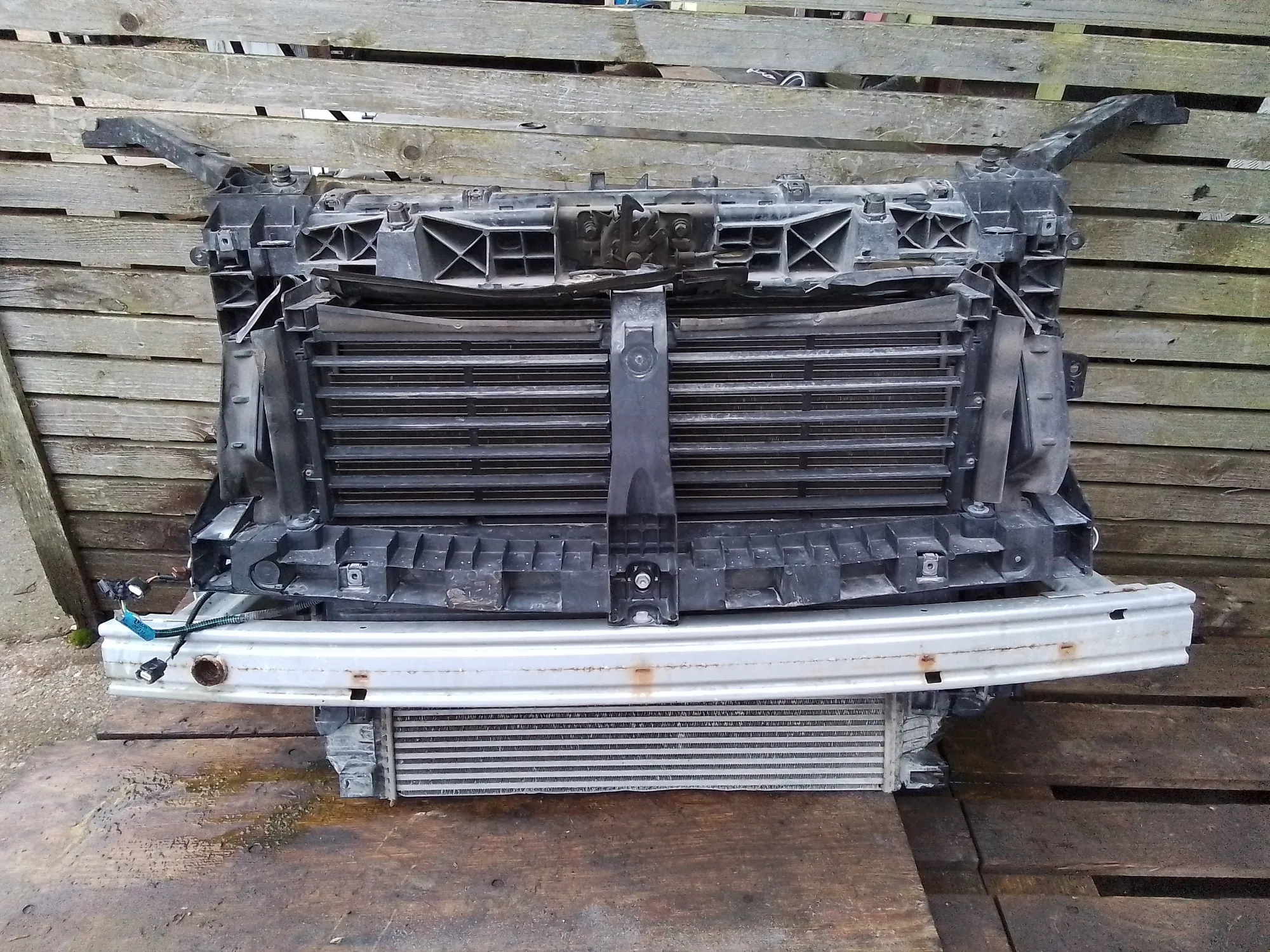 93868357A, Televizoriaus komplektas (radiatorių panelė), 1 pasiūlymai ...